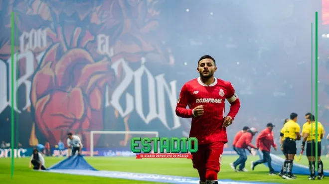 Alexis Vega presume sus anillos de campeón al puro estilo de la NFL