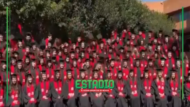 ¡Como en la Ibero! Estudiantes caen de gradas en foto de generación en ...